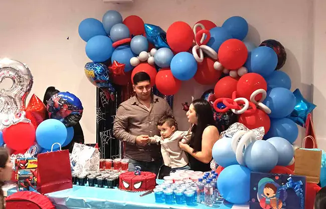 Emilio Flores Alcalá celebra 3 años y su bautizo en Acuña