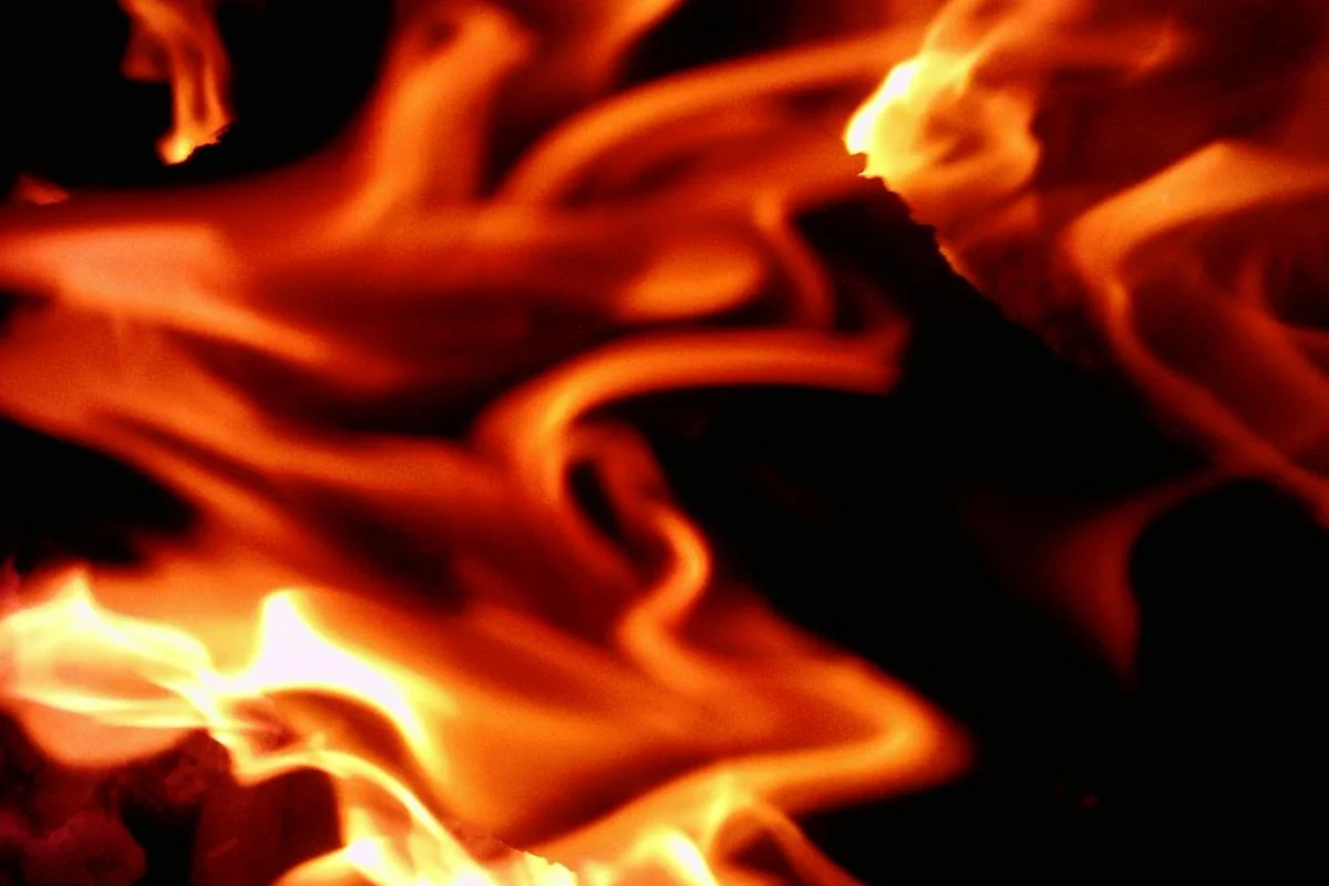 Incendio en Guadalupe consume tejabán y cinco autos sin heridos