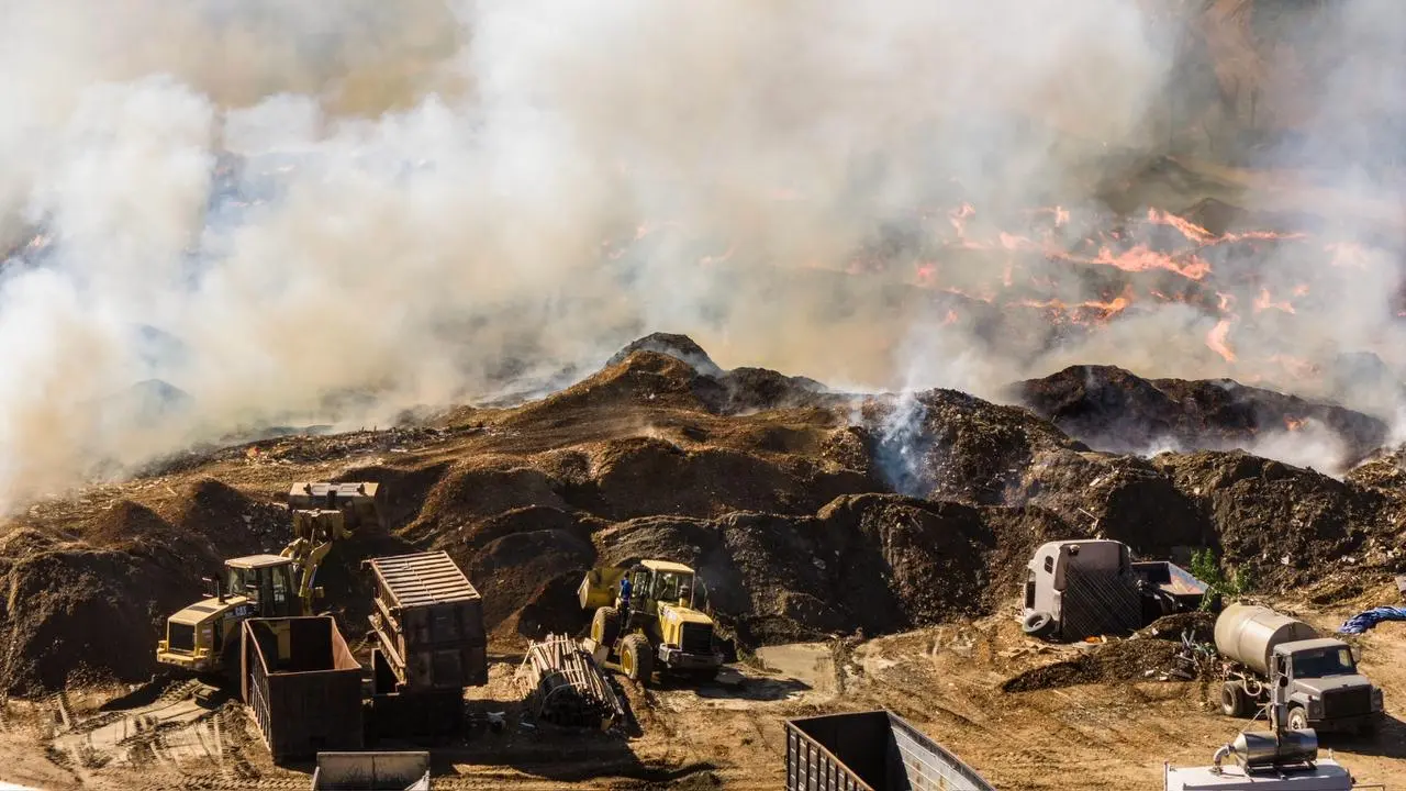 Incendio en procesadora de aserrín en Tijuana podría durar semanas