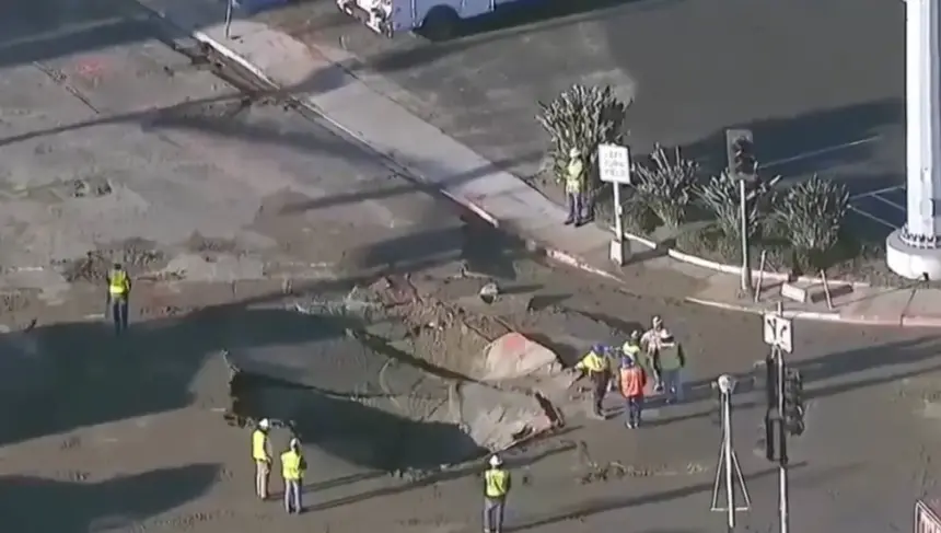 Hundimiento por tubería provoca cierre de carriles en Morena Boulevard