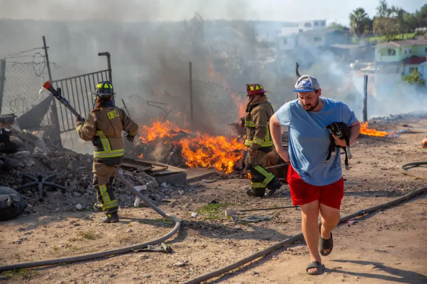 Bomberos rescatan a persona atrapada en incendio en Libertad