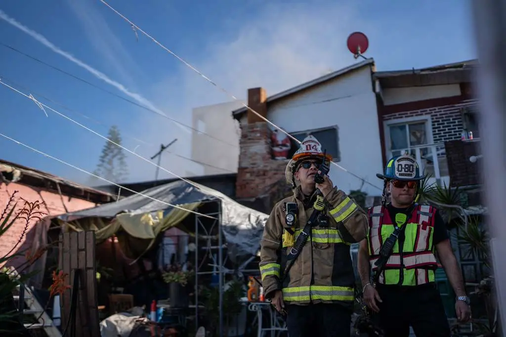 Incendio en La Cacho obliga a evacuar a 10 vecinos de sus hogares