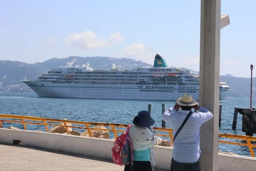 El crucero MS AMADEA llega a Acapulco con 762 pasajeros a bordo