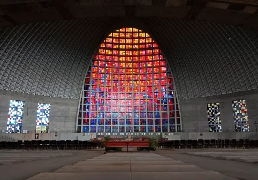 El impresionante vitral monumental del Santuario de los Mártires