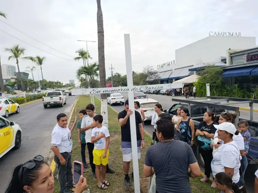 Familia de Clarisa Rodríguez honra su memoria con cruz monumental